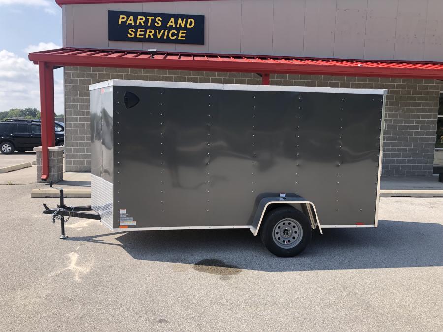 Remolque cerrado de un solo eje con plataforma en cuña RC Trailers RWT ...